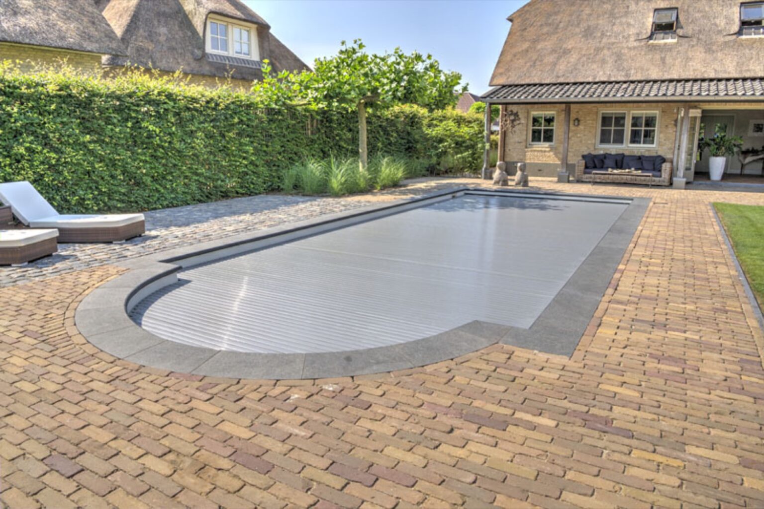 Klassiek zwembad gerealiseerd door Starline Zwembaden