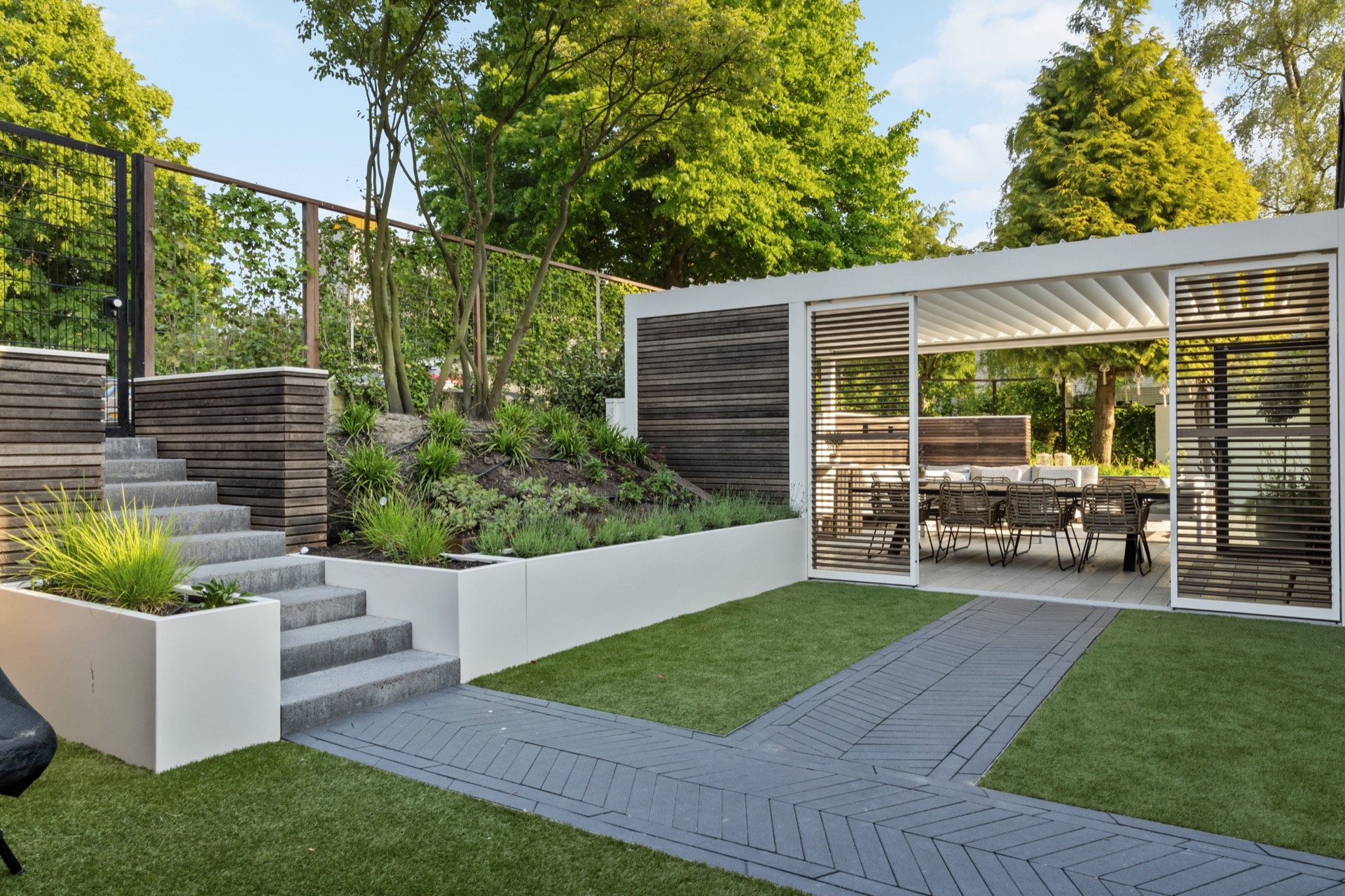 Moderne tuin met prominente buitenkeuken - HOOG.design - Exclusive ...
