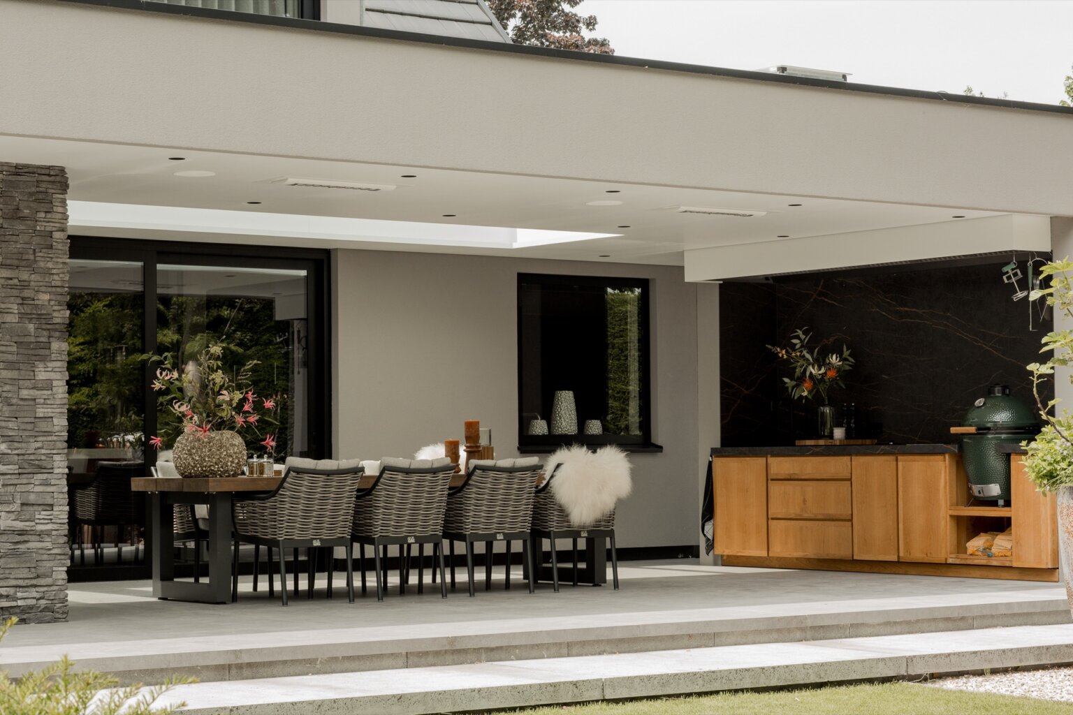 Exclusief overdekt terras met luxe maatwerk buitenkeuken