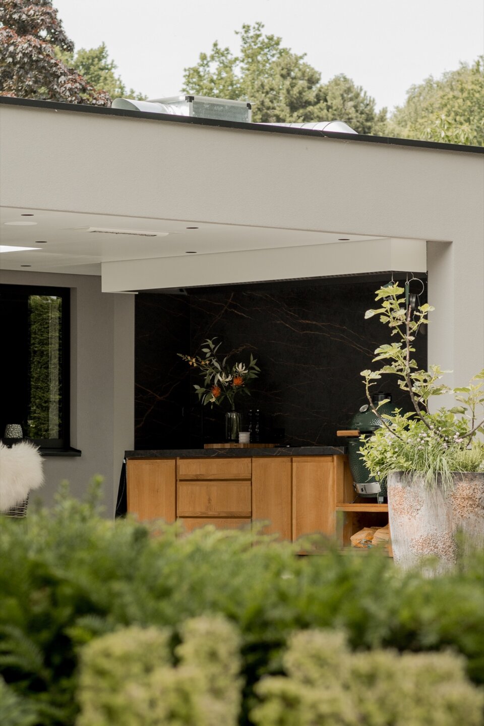 Exclusief overdekt terras met luxe maatwerk buitenkeuken