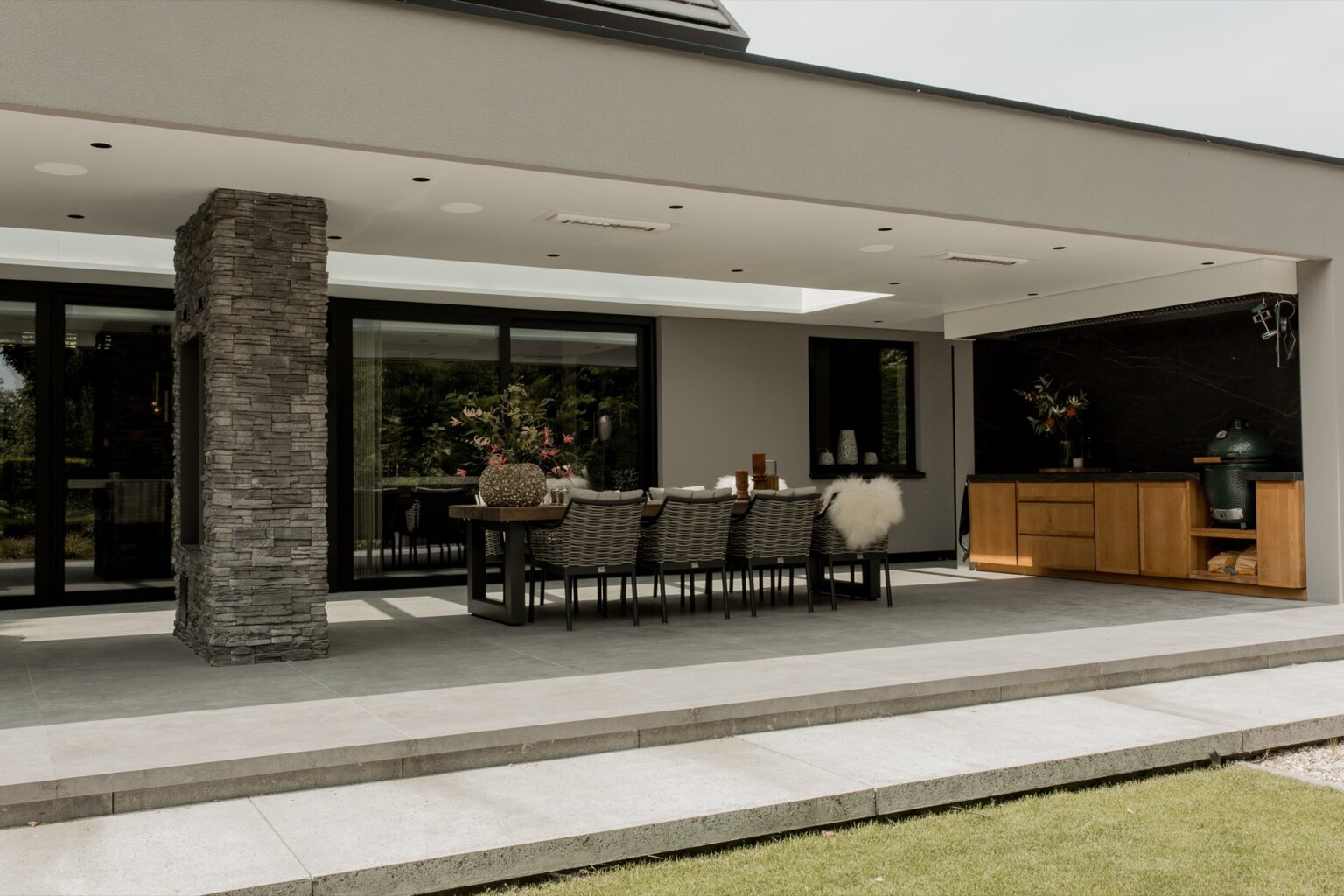 Exclusief overdekt terras met luxe maatwerk buitenkeuken