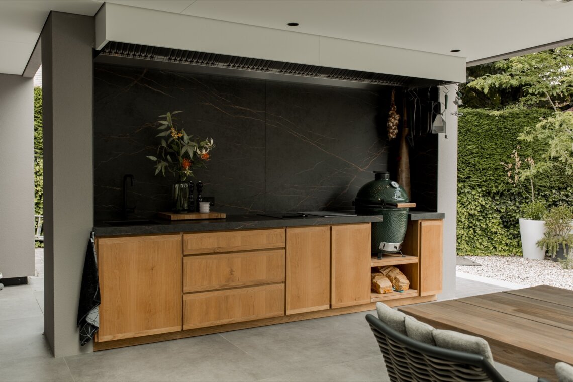 Exclusief overdekt terras met luxe maatwerk buitenkeuken