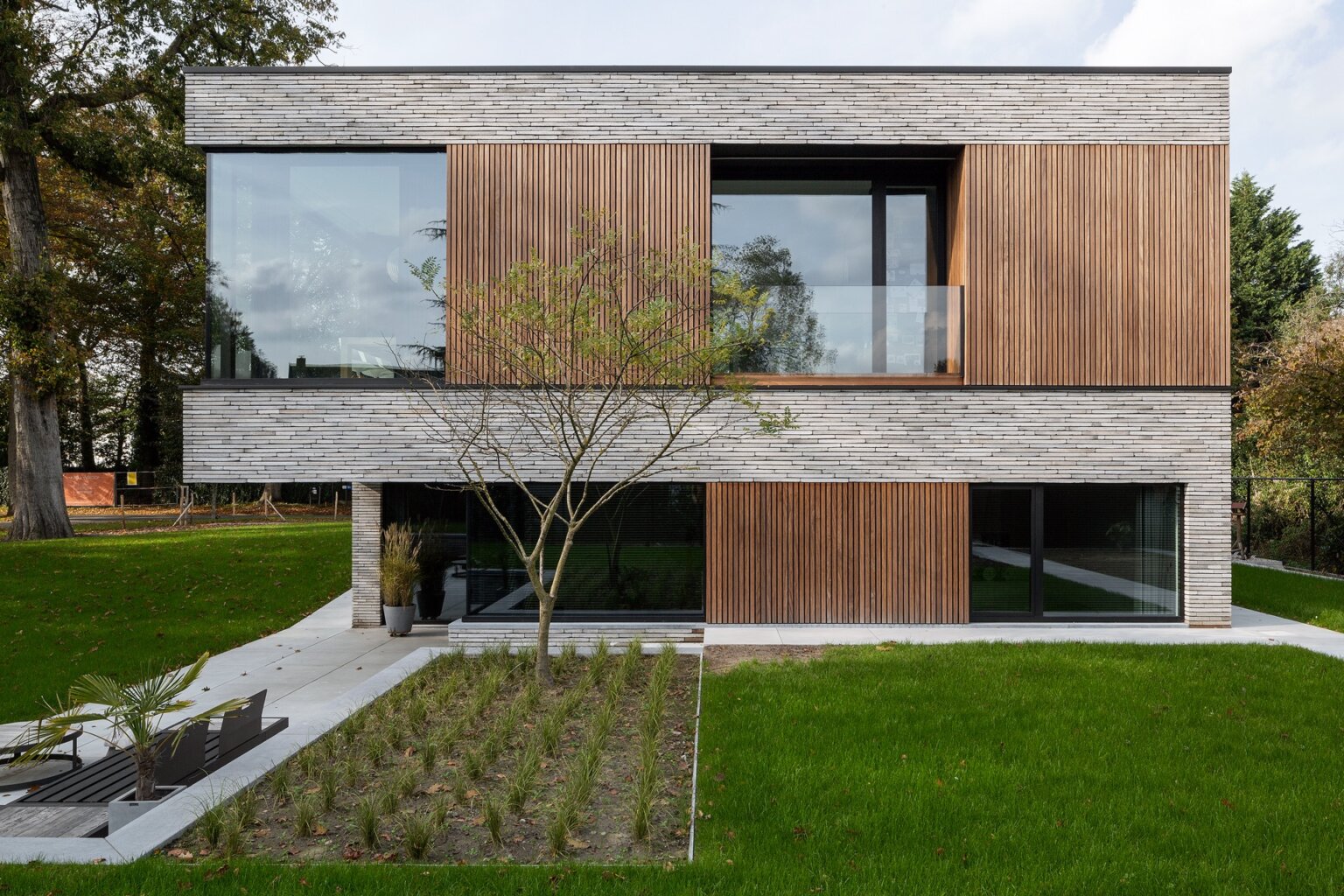 Tijdloze architectenwoning met levendige gevelsteen