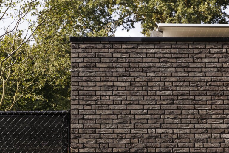 Gesmoorde gevelstenen geven bijgebouw karakter