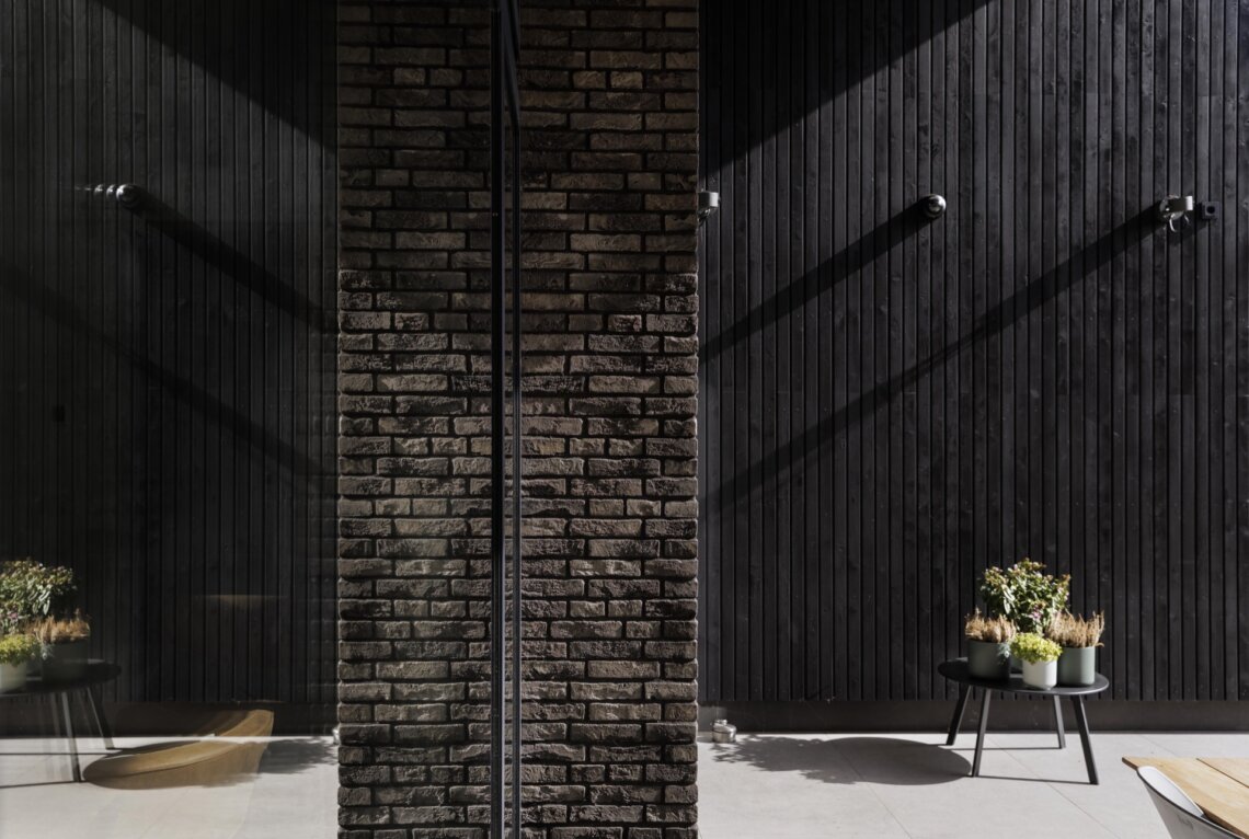 Gesmoorde gevelstenen geven bijgebouw karakter