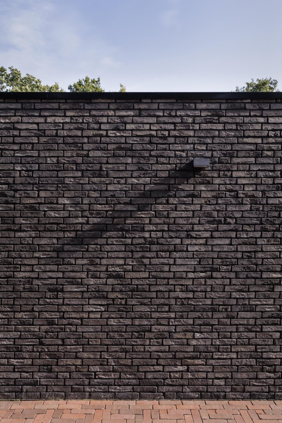 Gesmoorde gevelstenen geven bijgebouw karakter