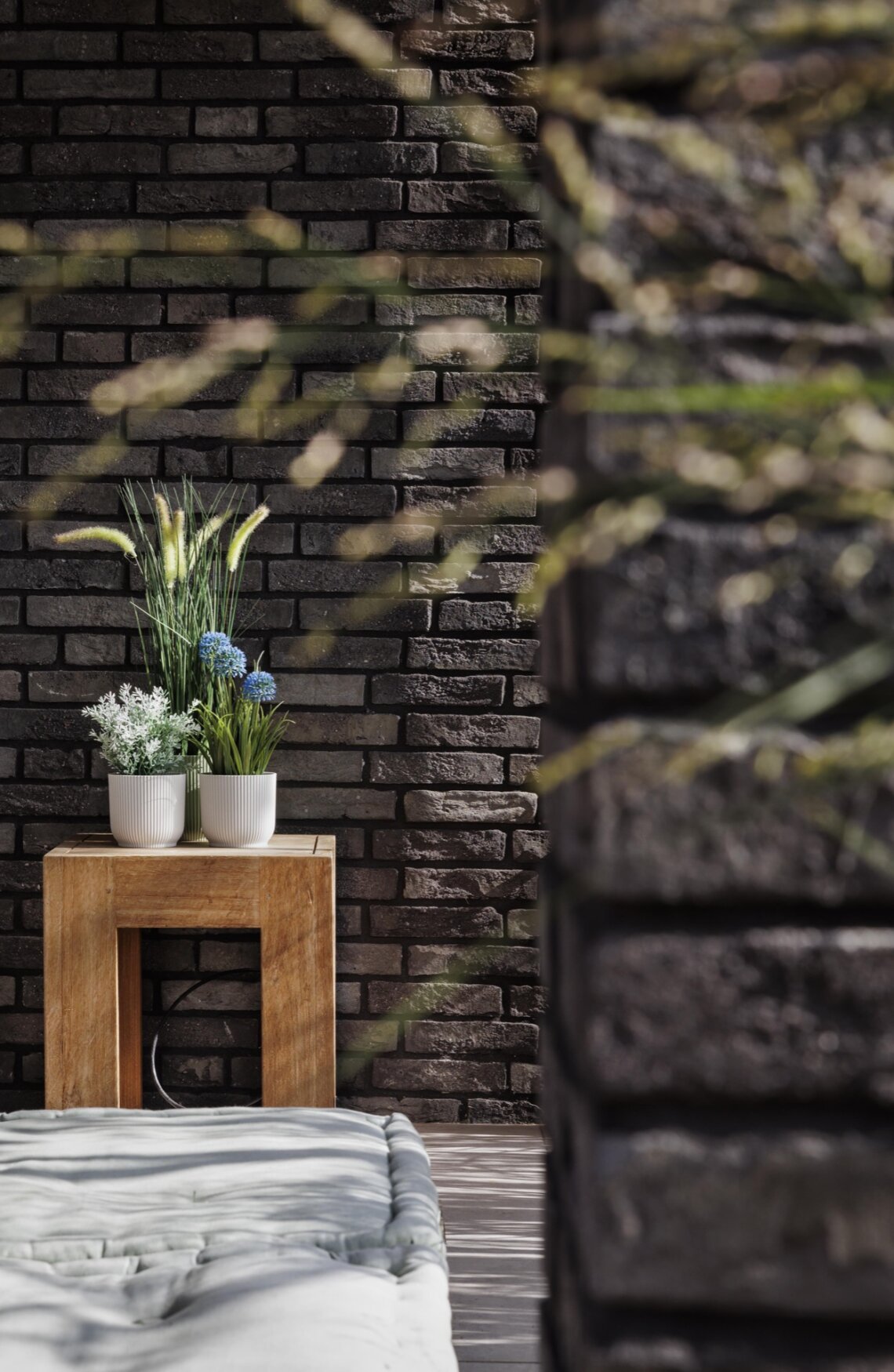 Gesmoorde gevelstenen geven bijgebouw karakter