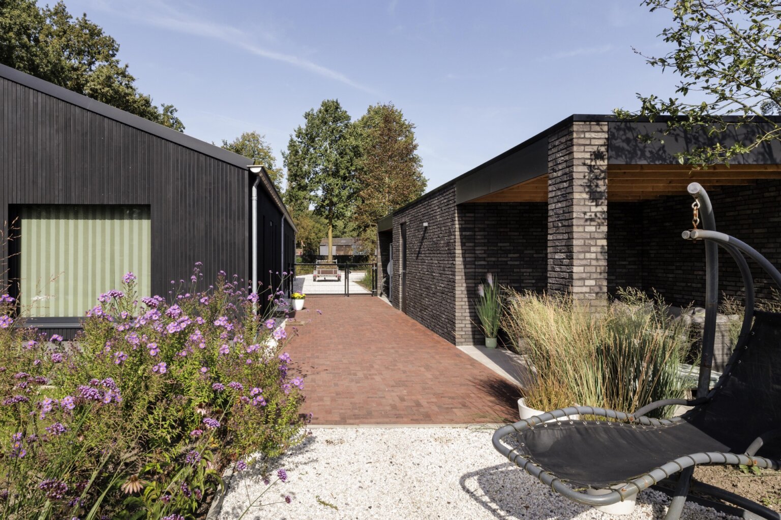 Gesmoorde gevelstenen geven bijgebouw karakter