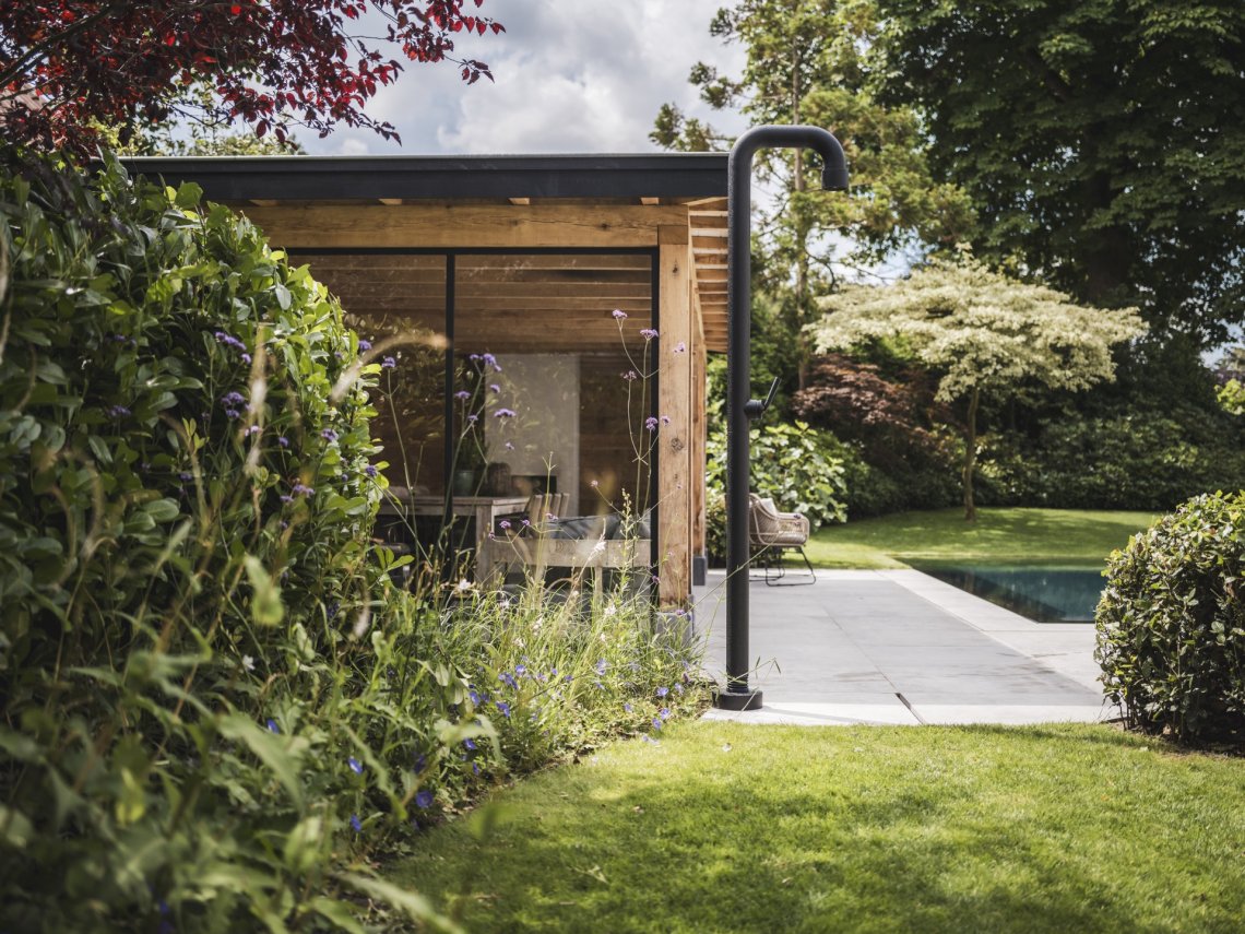 Overloop zwembad met pool house