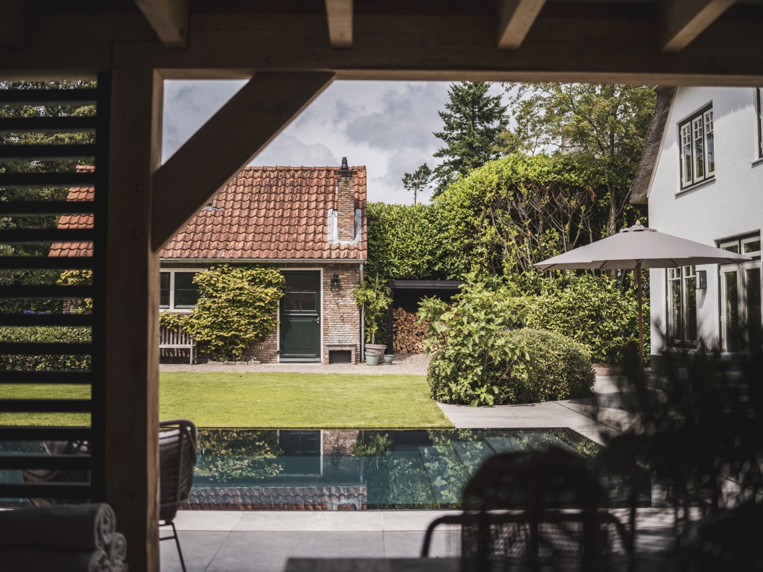 Overloop zwembad met pool house