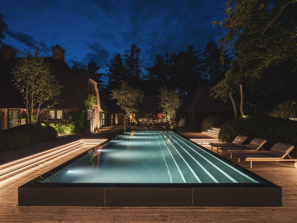 Groot infinity-overloop zwembad