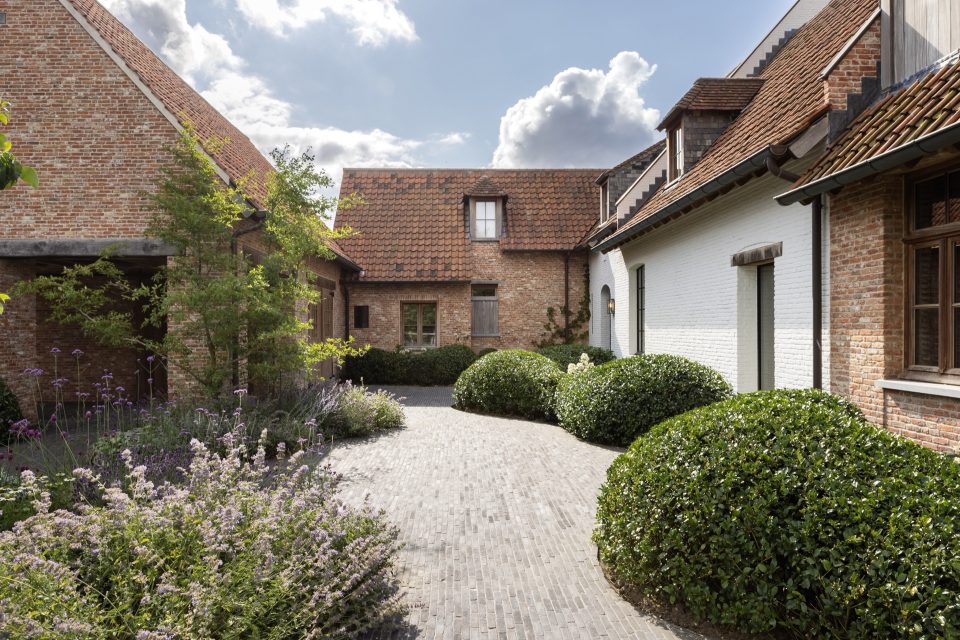 Tuin met speelse lijnen rond landelijke woning