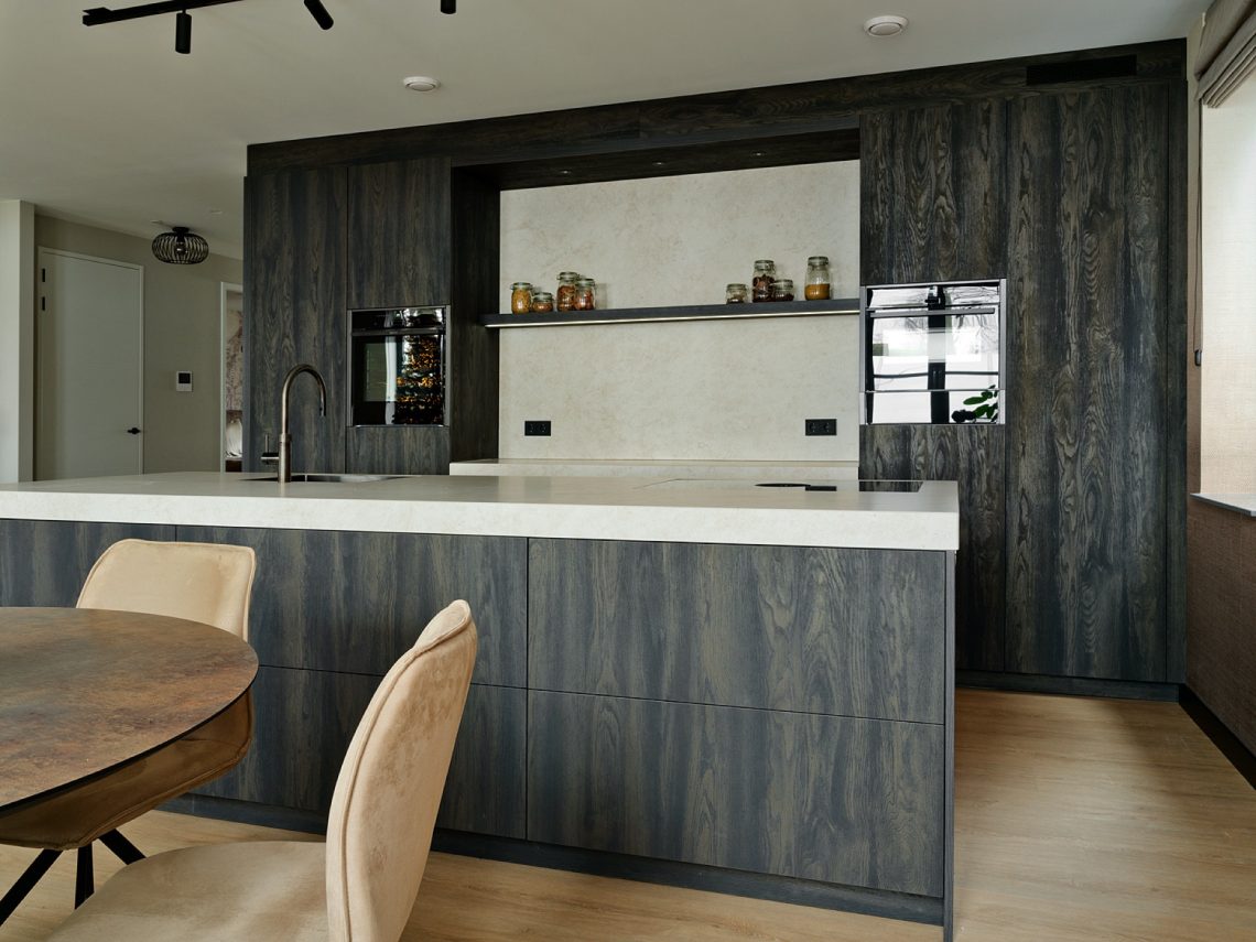 Moderne keuken met kookeiland