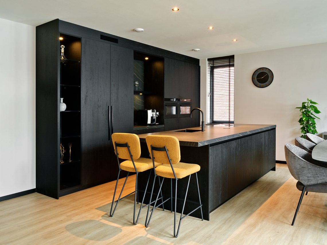 Stijlvolle zwarte keuken - HOOG.design