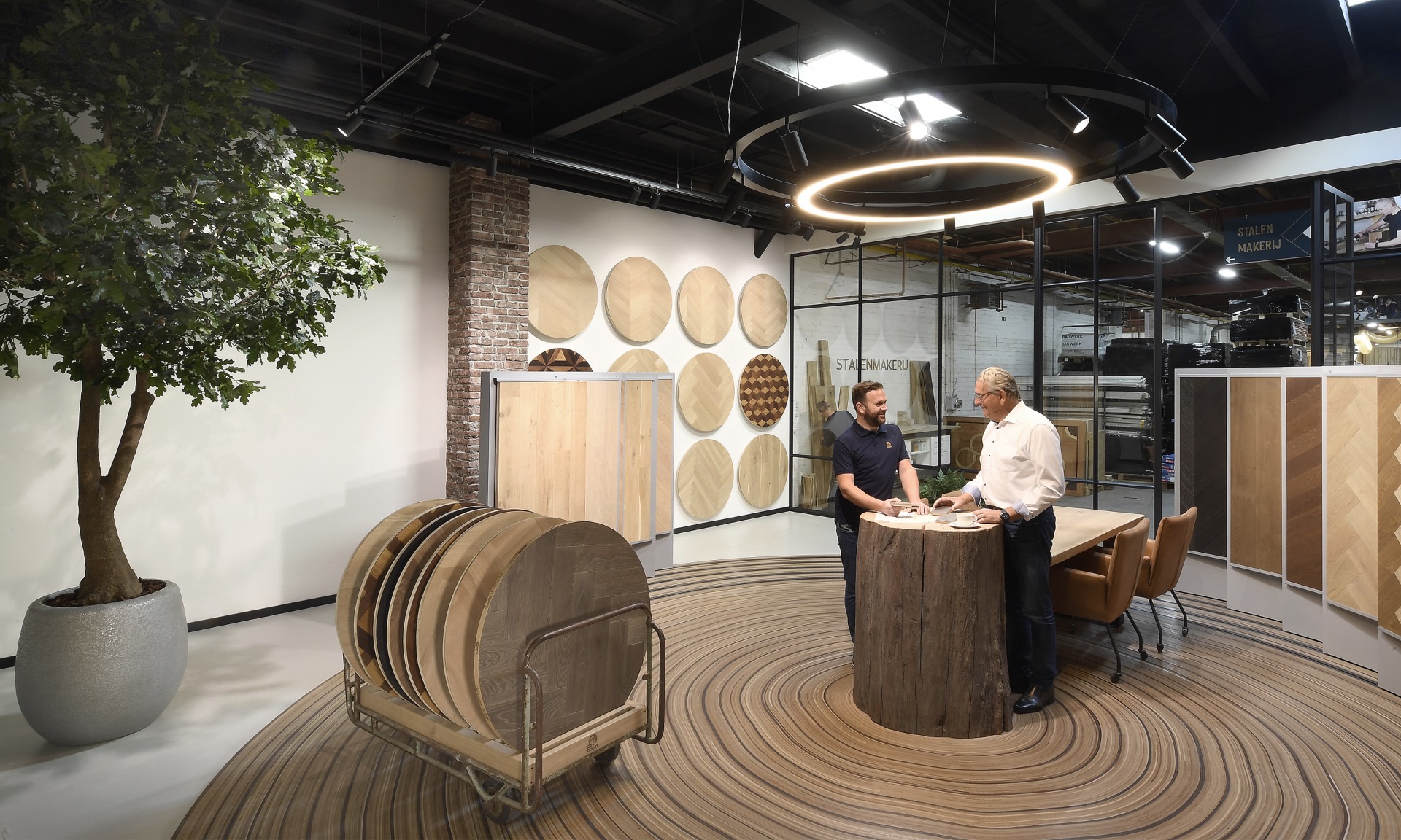 Een unieke houten vloer: De Paal Parket en Ontwerpstudio de Boom vormen ...