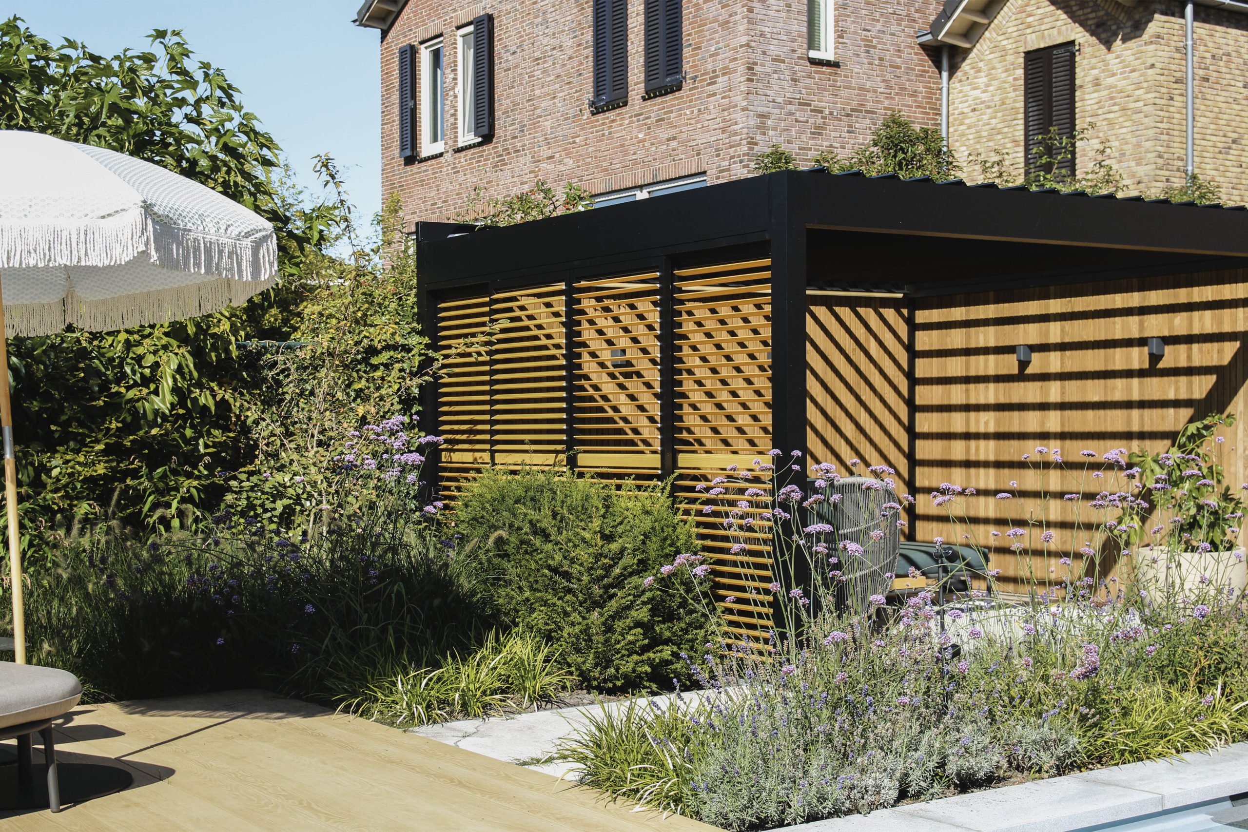 Tuin make-over met een overkapping, tuinmeubelen & zwembad
