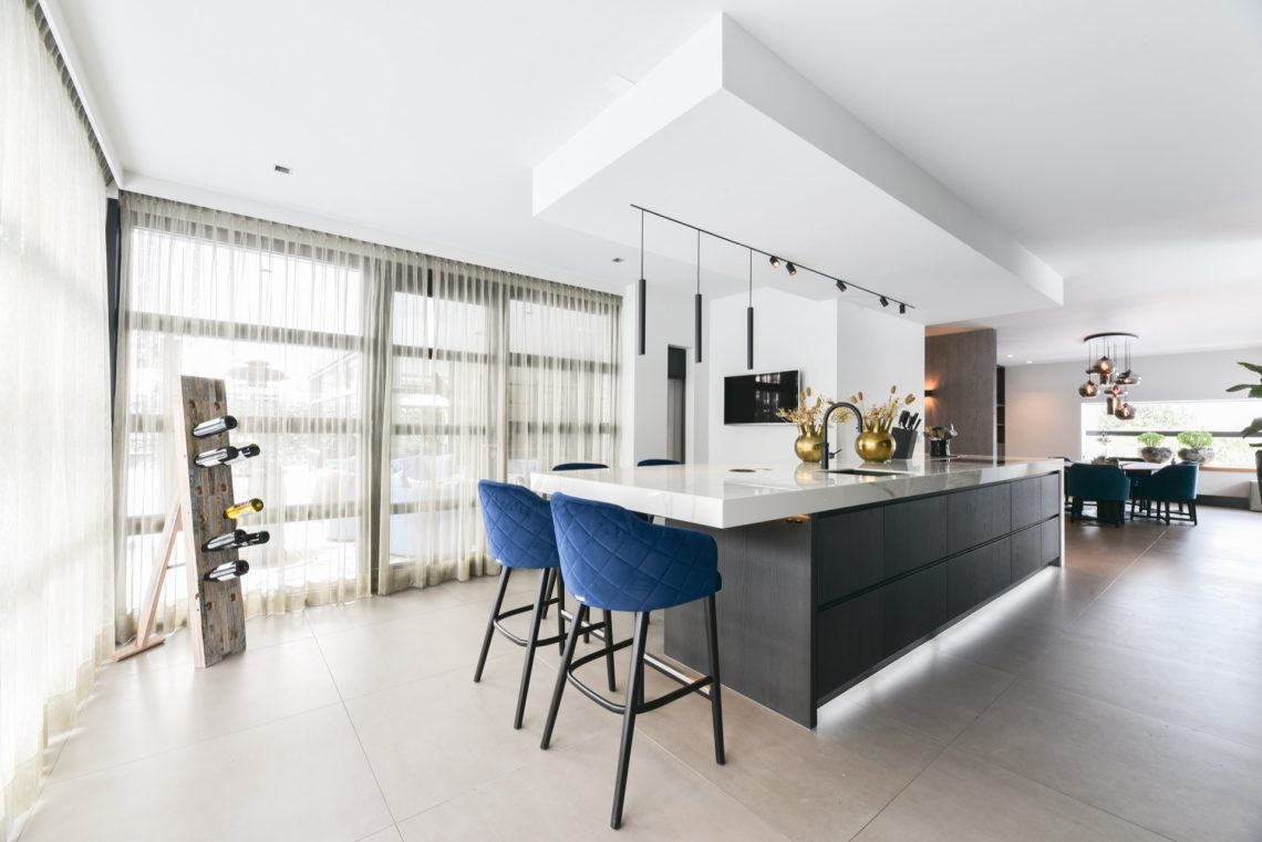 Royale woonkeuken met doorlopend structuur van keramiek