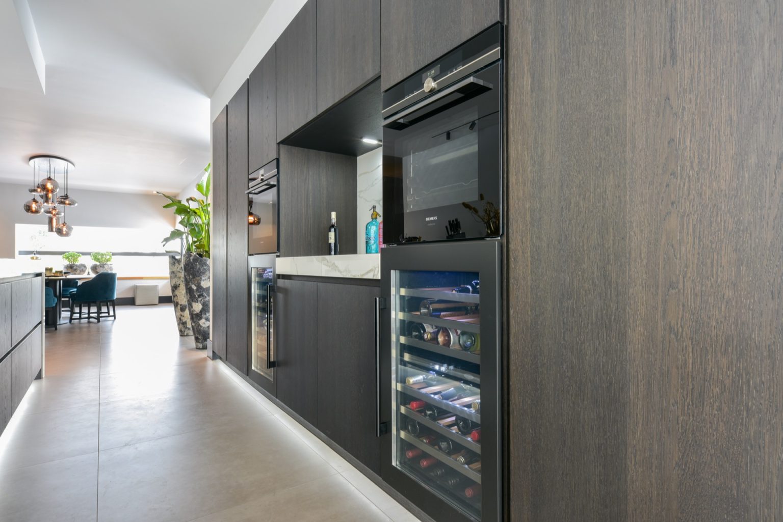 Royale woonkeuken met doorlopend structuur van keramiek