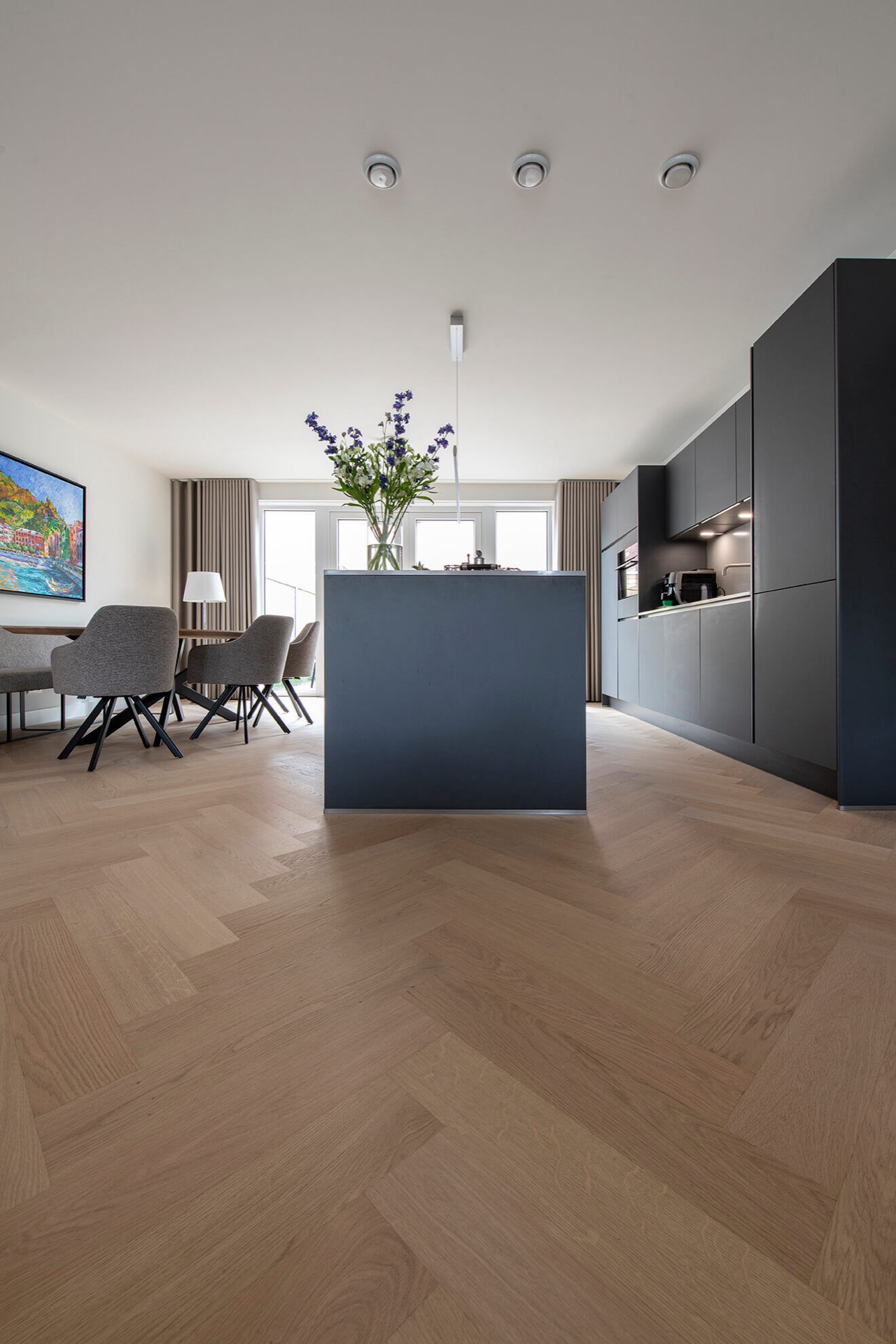 Bauwerk visgraat parket in moderne nieuwbouwwoning