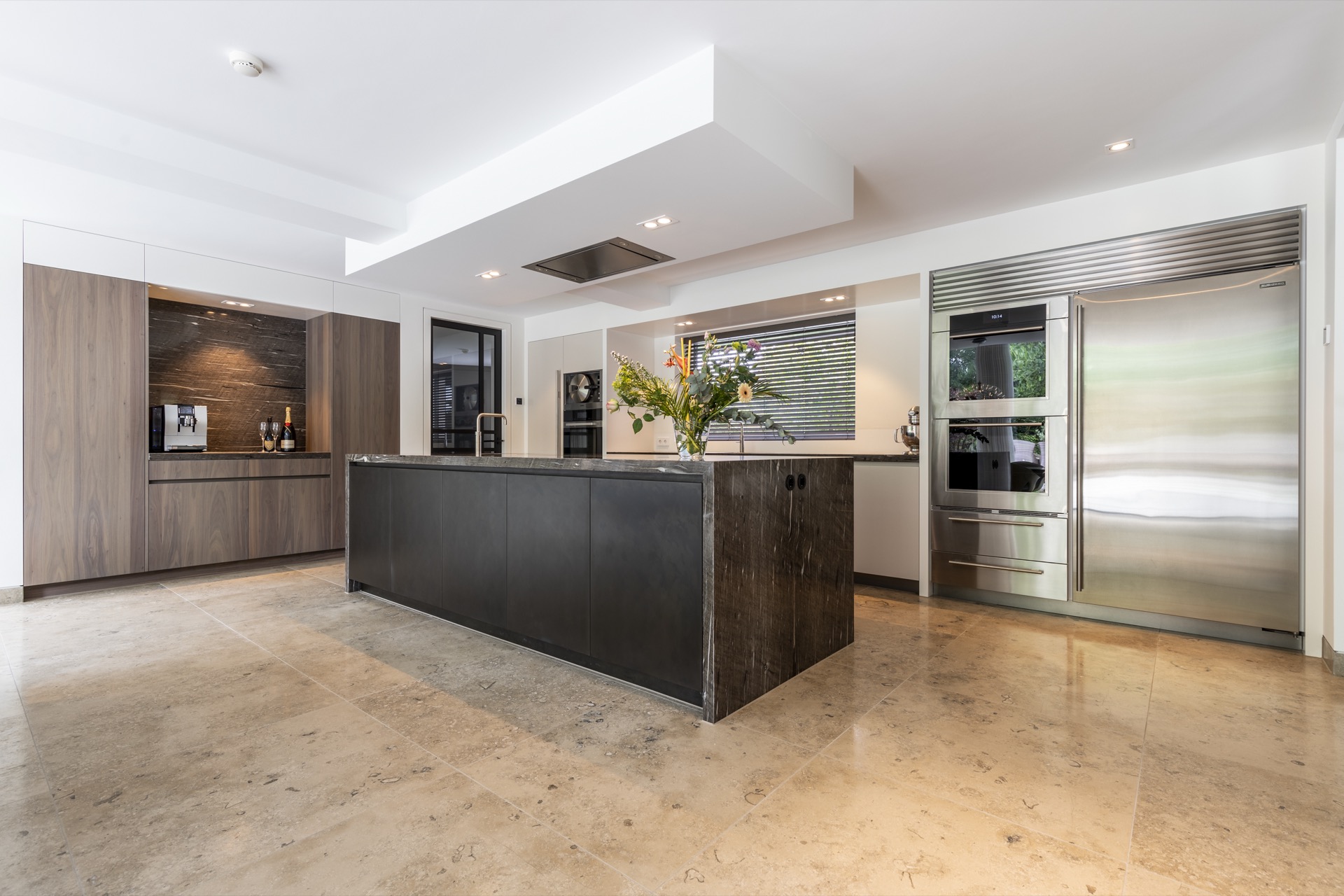 Keuken en drank kast achterwand Delden Blauwstaal finish