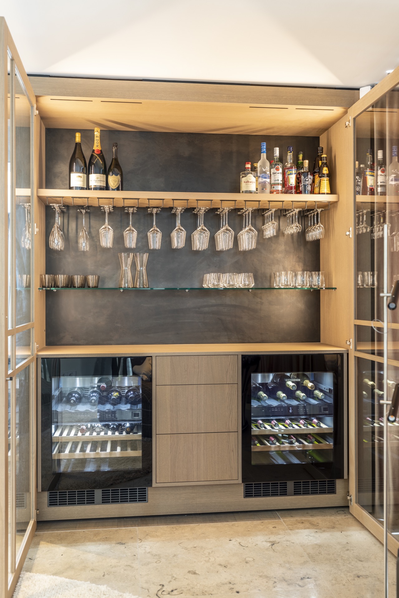 Keuken en drank kast achterwand Delden Blauwstaal finish