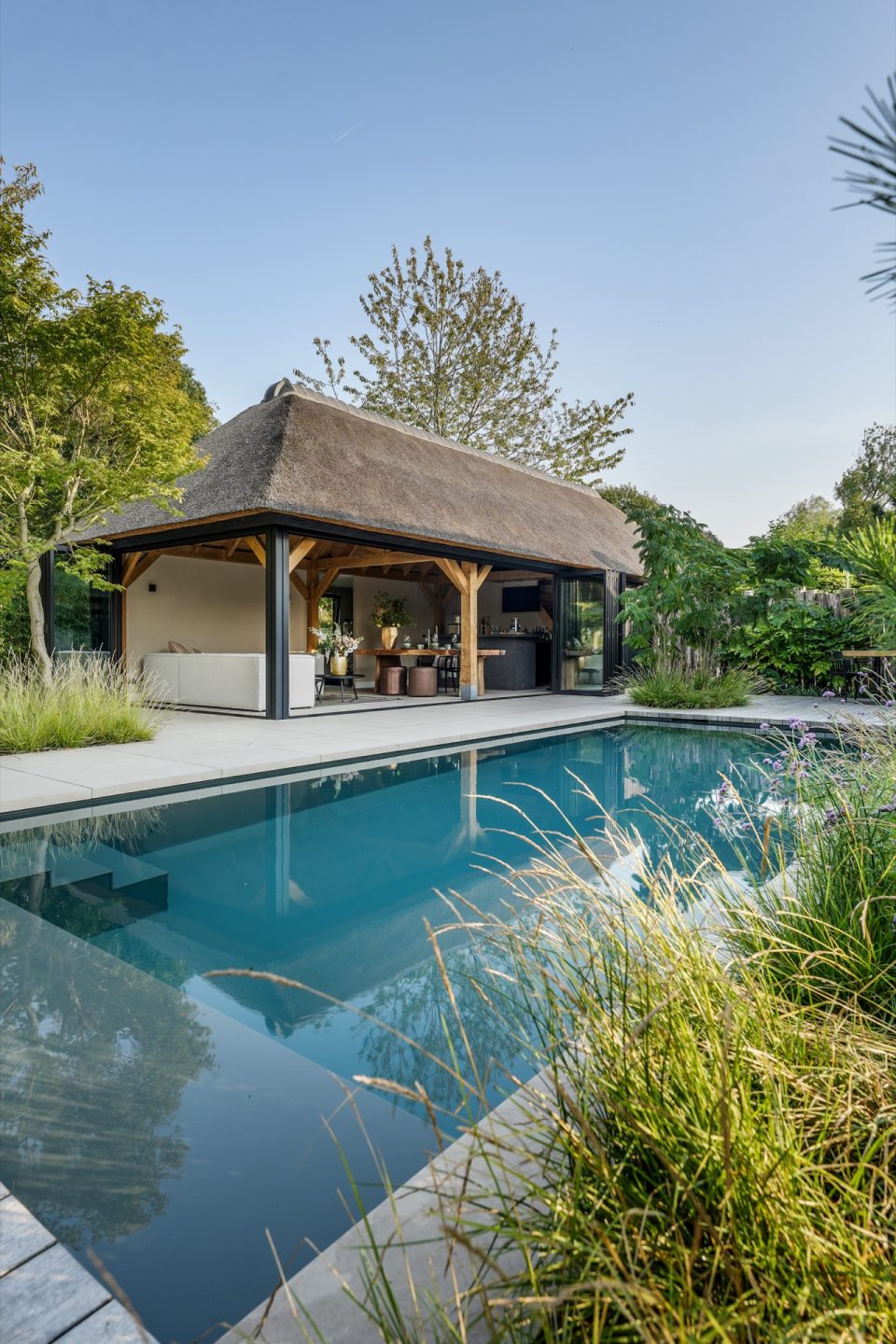 Multifunctioneel poolhouse als woondroom