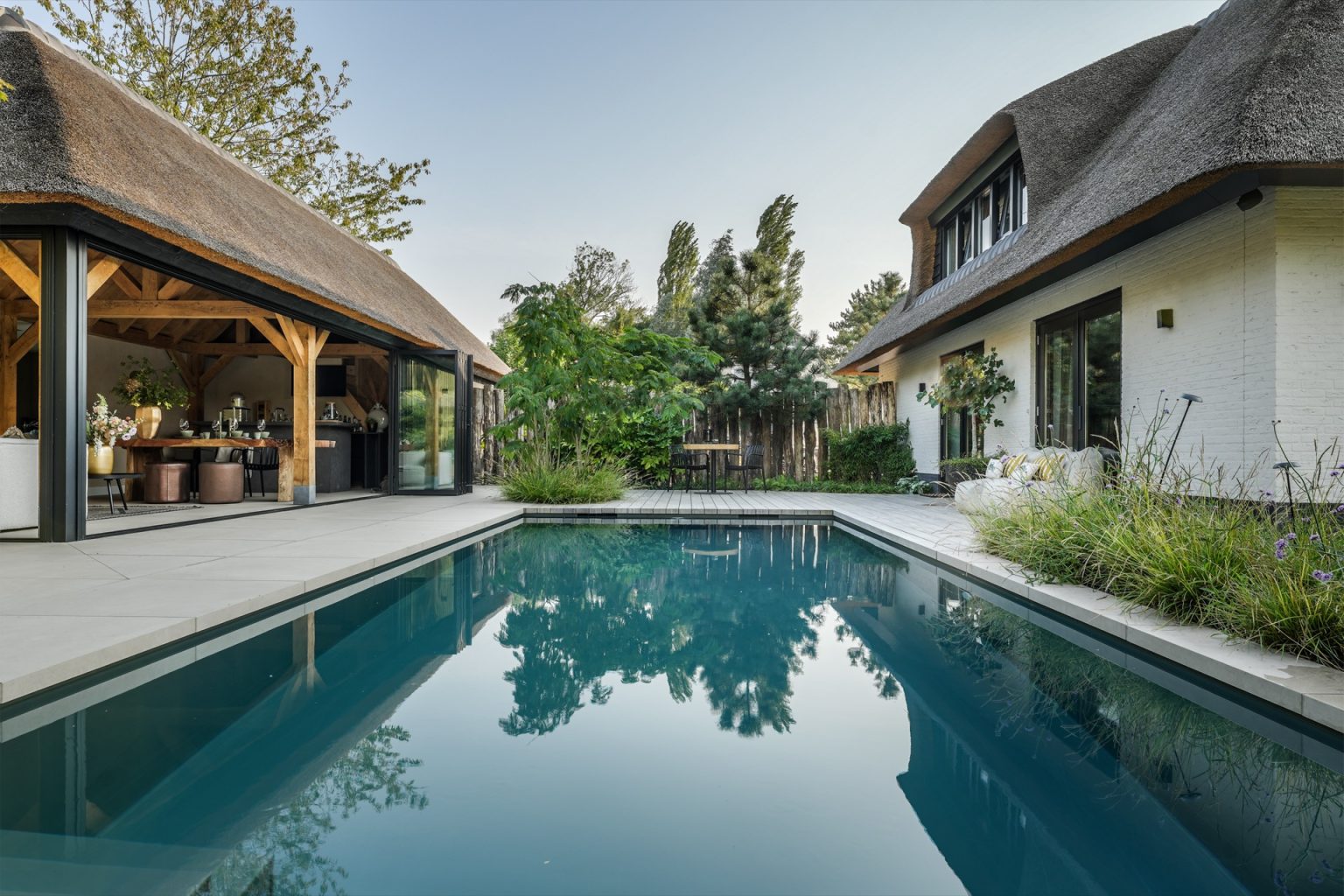 Multifunctioneel poolhouse als woondroom
