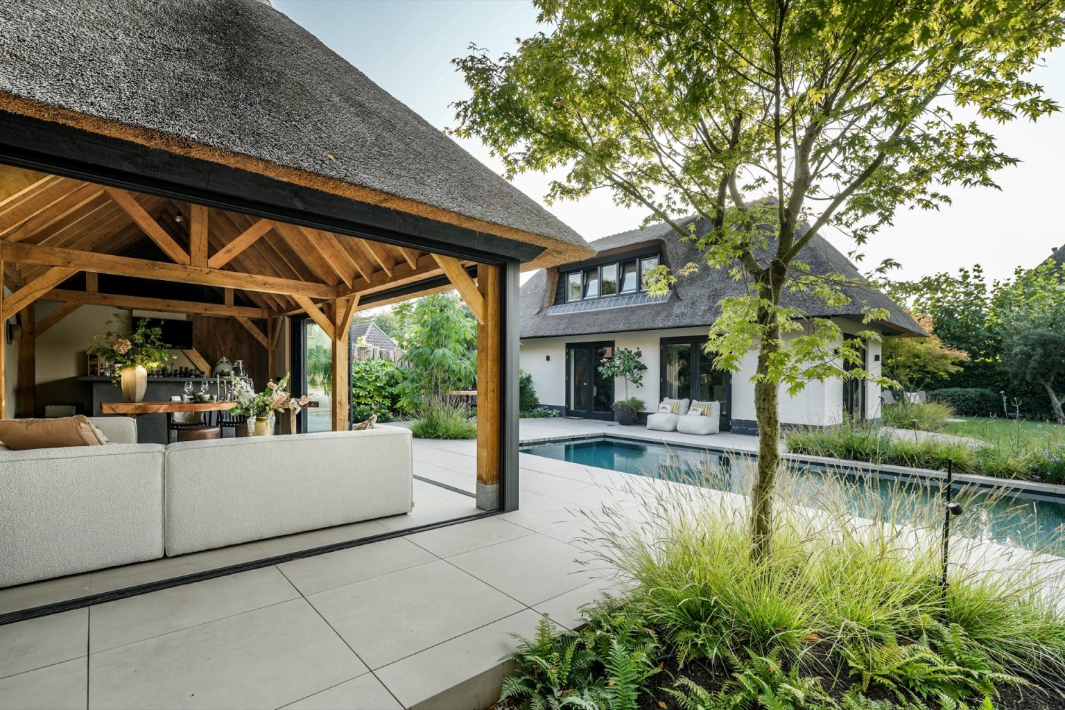 Multifunctioneel poolhouse als woondroom