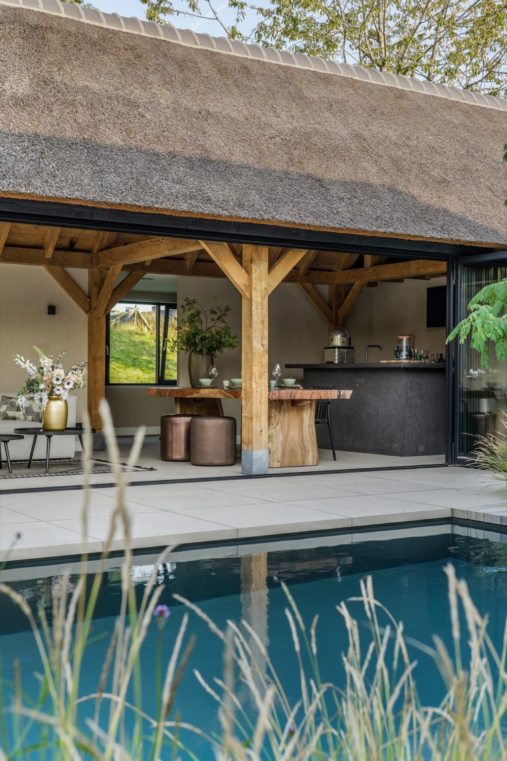Multifunctioneel poolhouse als woondroom