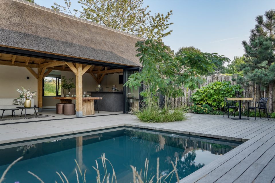 Multifunctioneel poolhouse als woondroom
