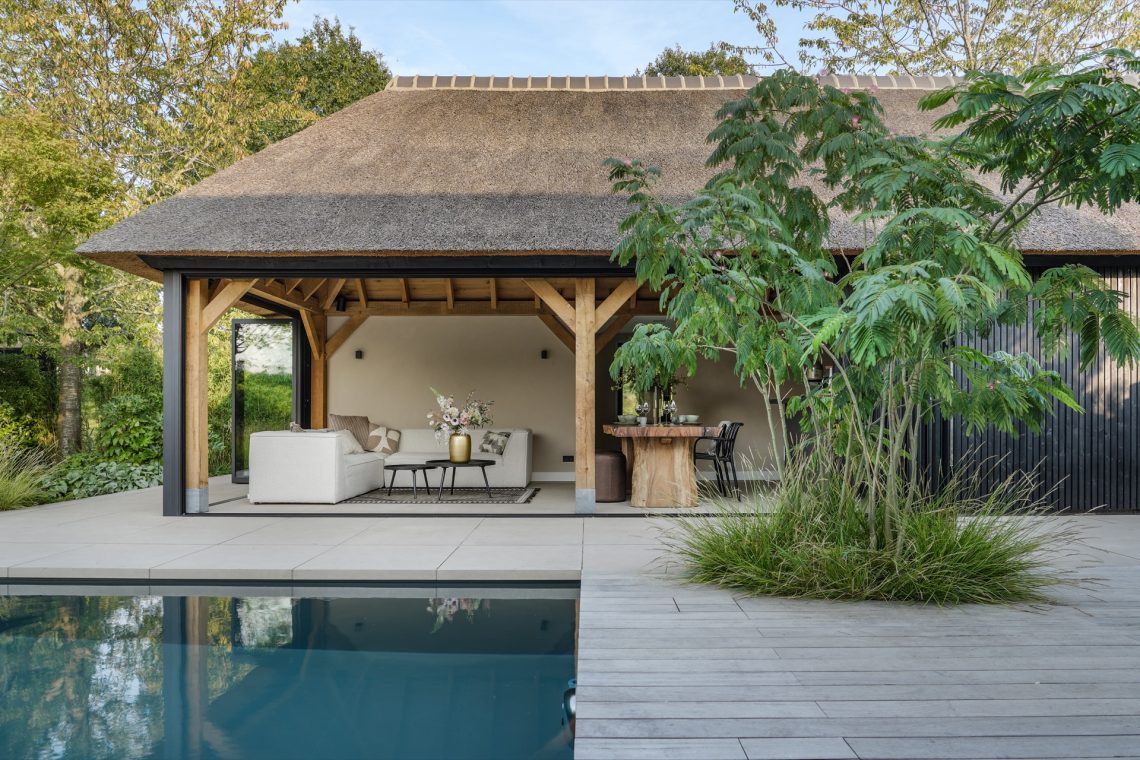 Multifunctioneel poolhouse als woondroom