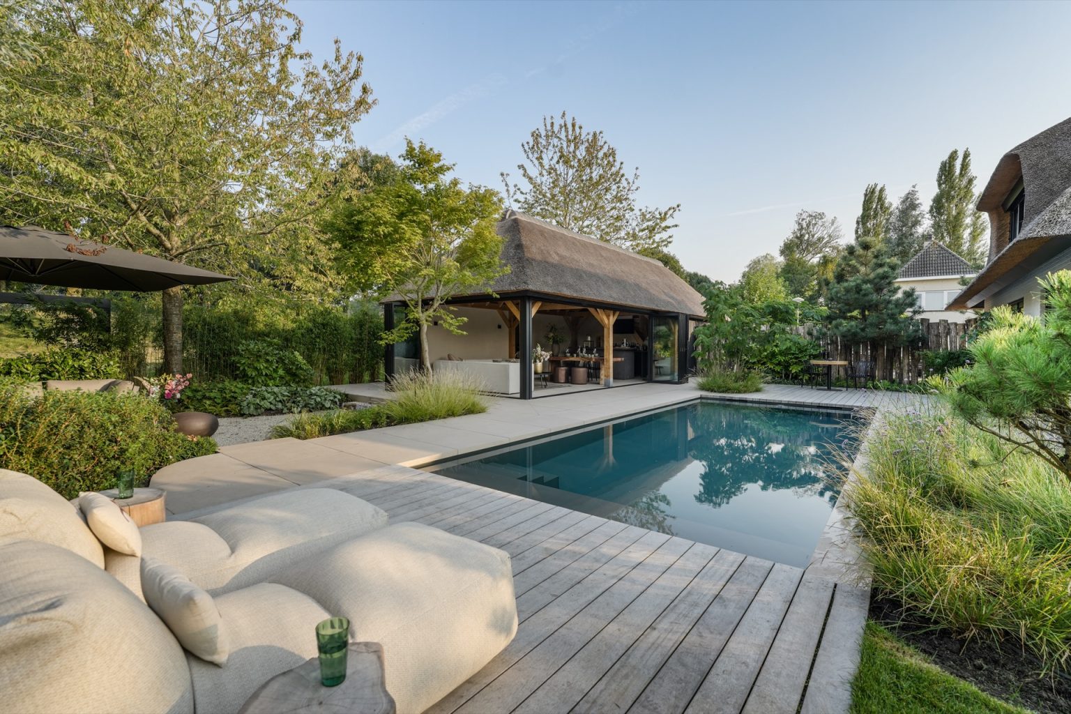Multifunctioneel poolhouse als woondroom