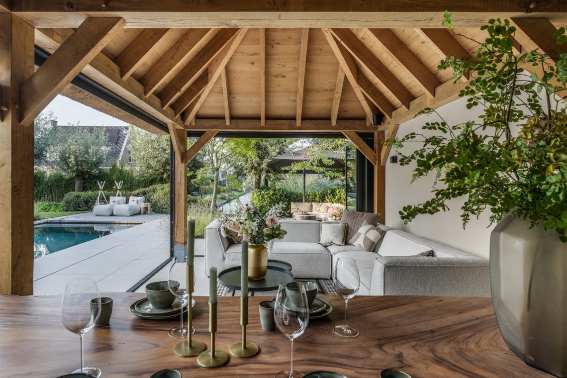 Multifunctioneel poolhouse als woondroom