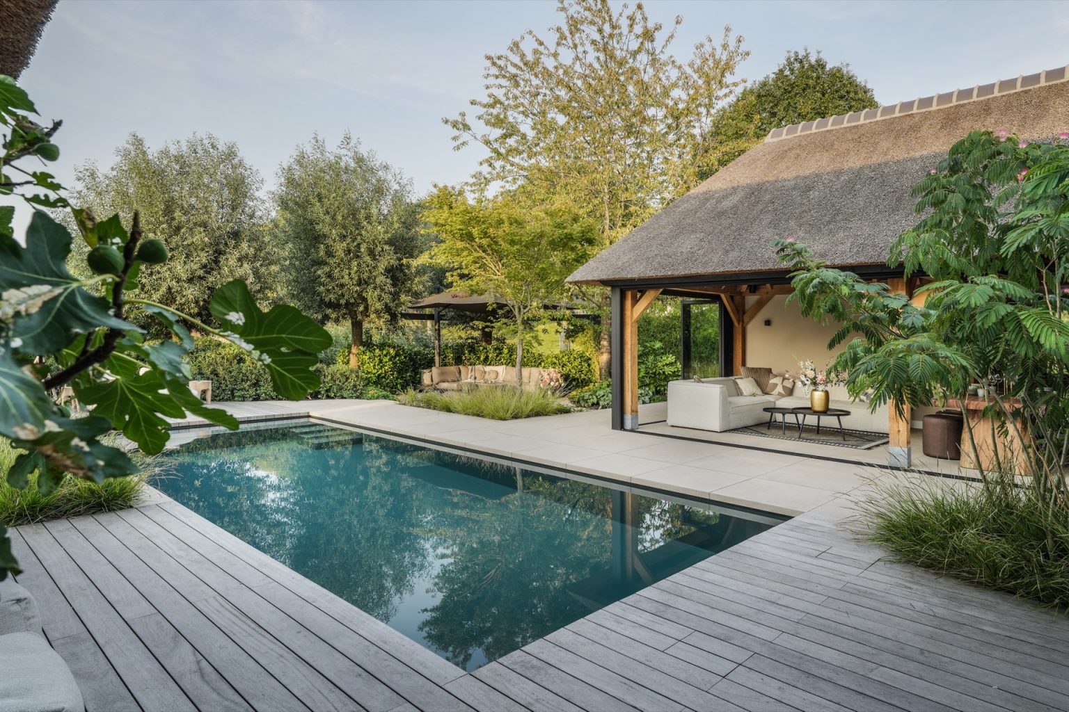 Multifunctioneel poolhouse als woondroom