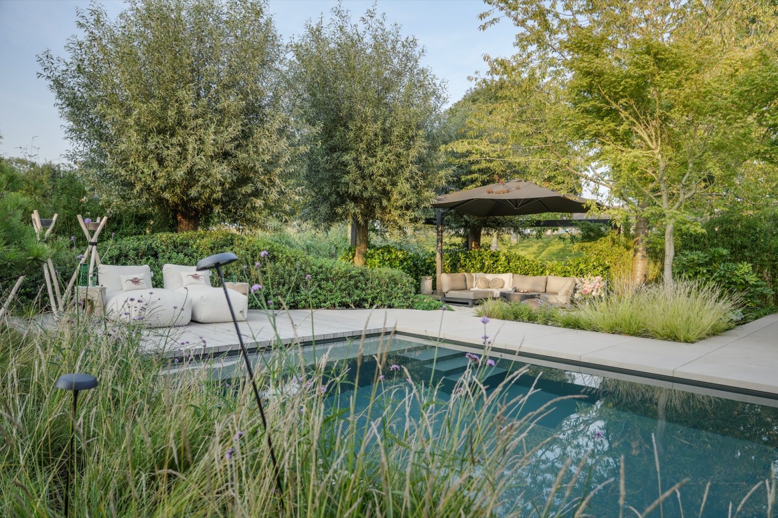 Multifunctioneel poolhouse als woondroom