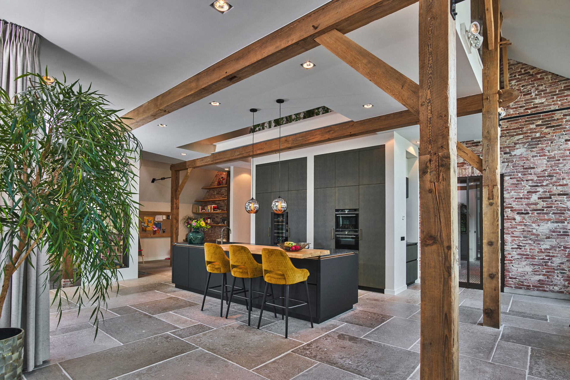 Luxe open keuken met kookeiland van next125 in Twente
