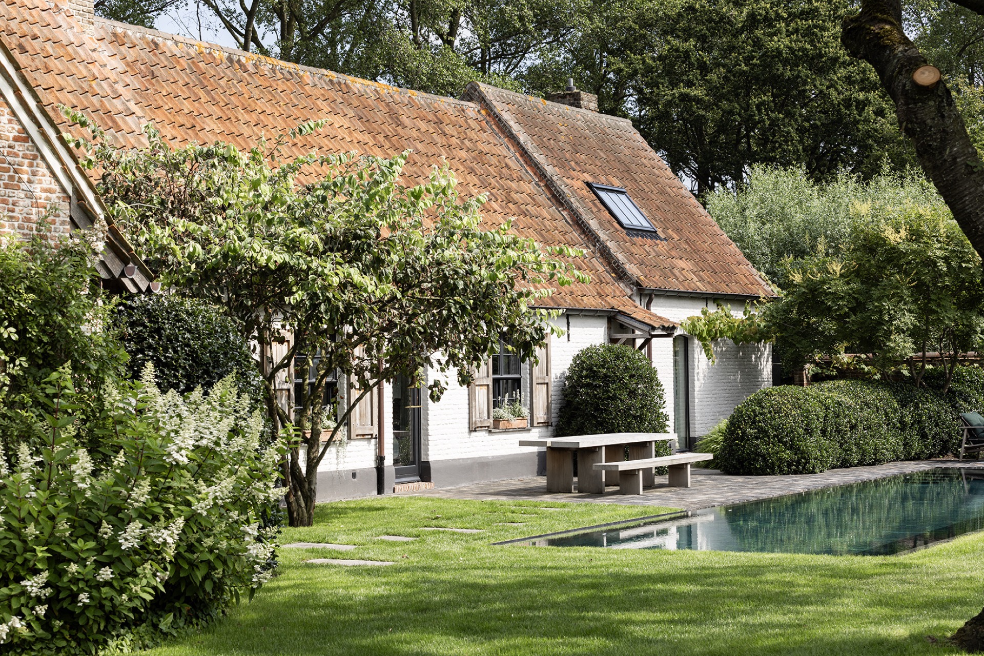 Intieme boerderij tuin rond gerenoveerde hoeve