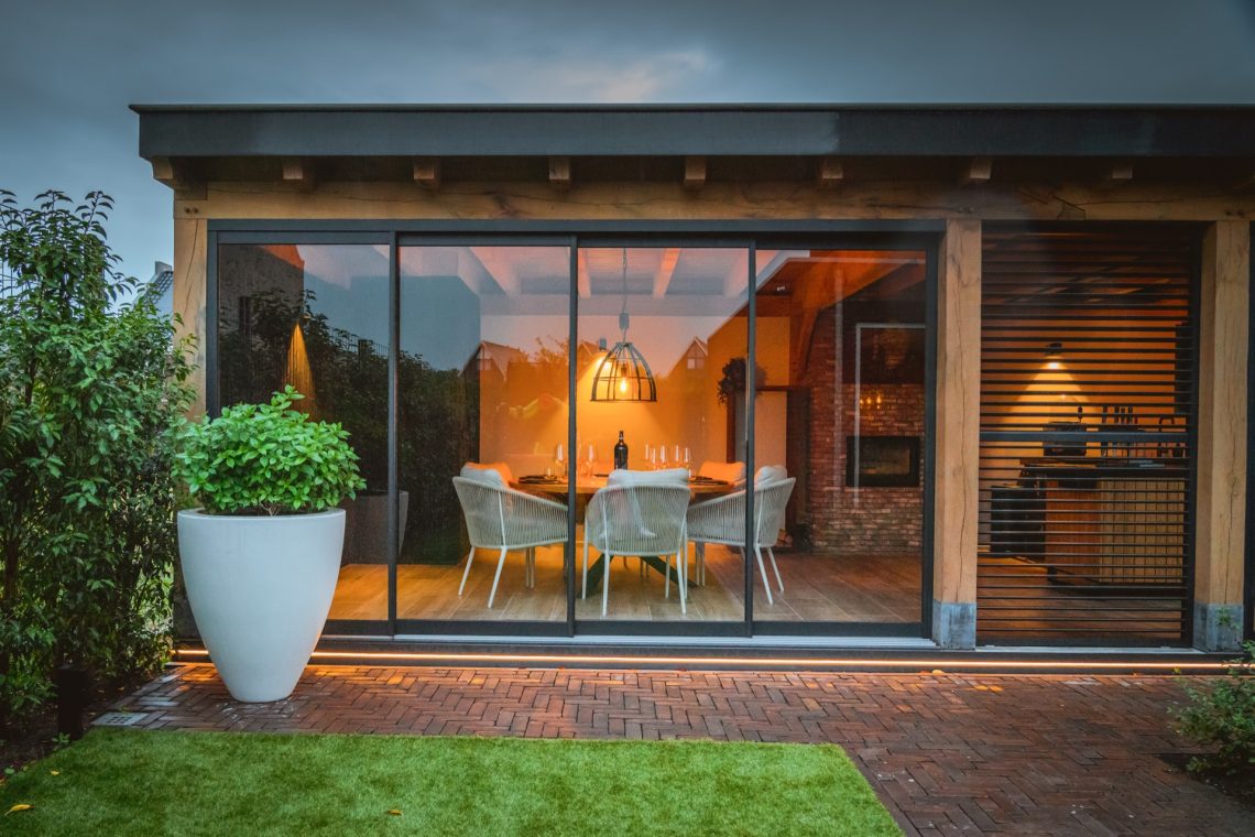 Een Luxe Tuinkamer met Complete Buitenkeuken