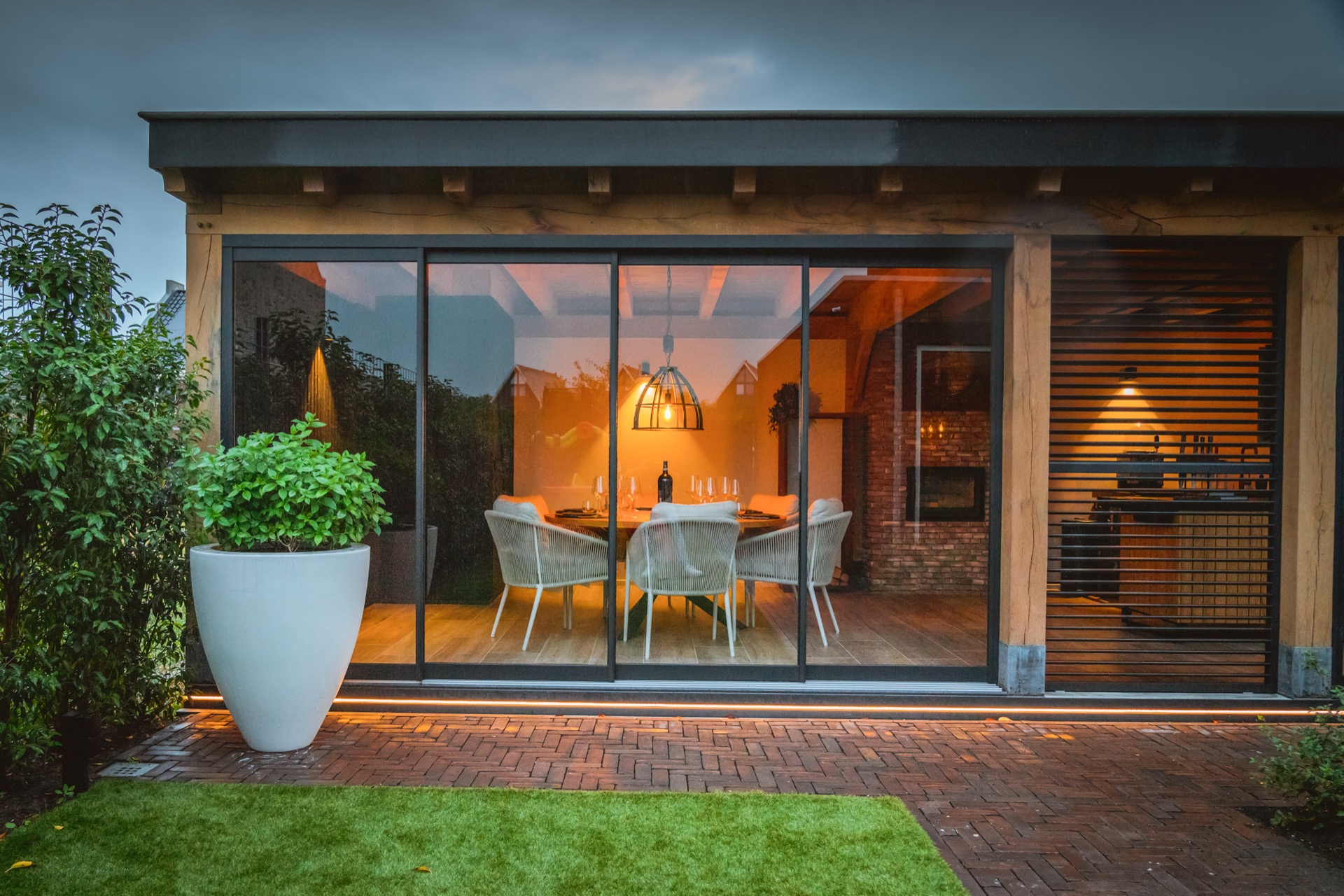 Een Luxe Tuinkamer met Complete Buitenkeuken