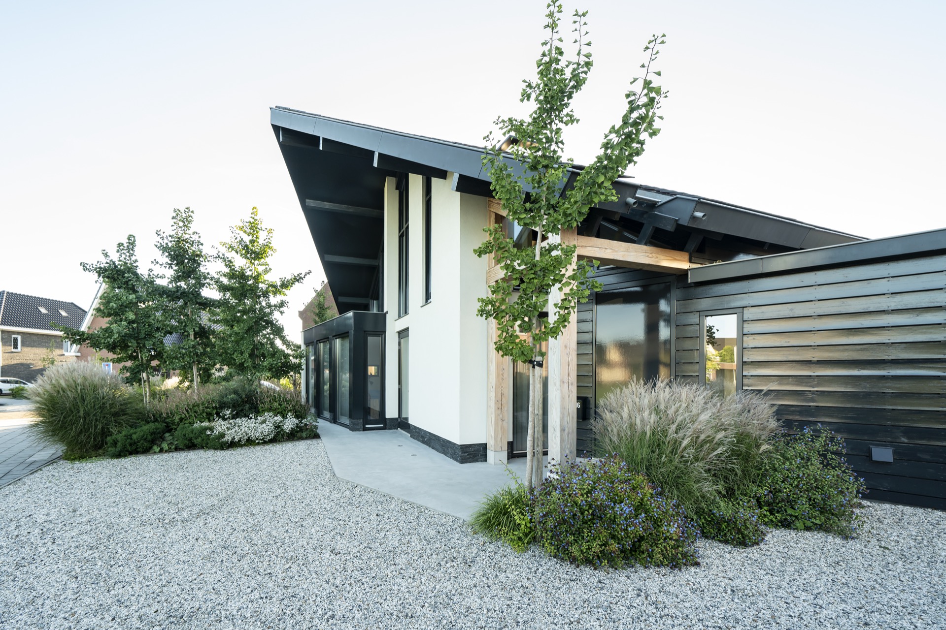 Moderne architectuur aangekleed met groen