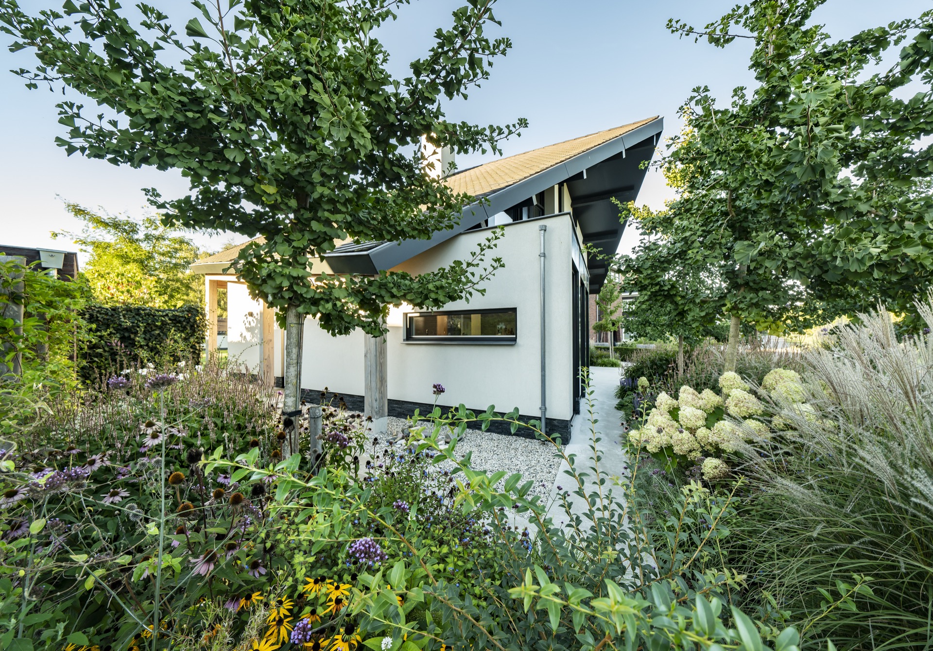 Moderne architectuur aangekleed met groen