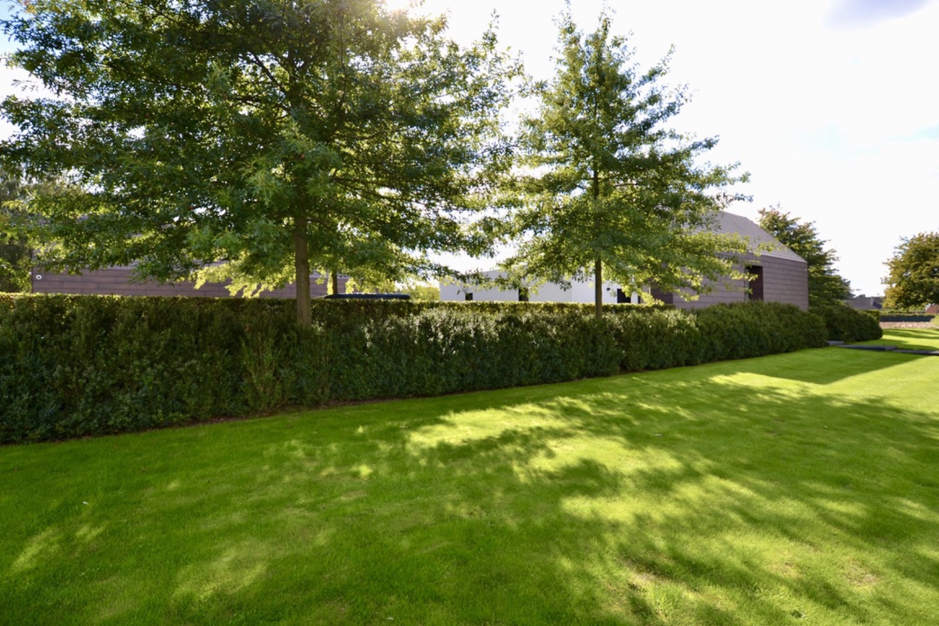 Landschapstuin bij modern gerenoveerde hoeve