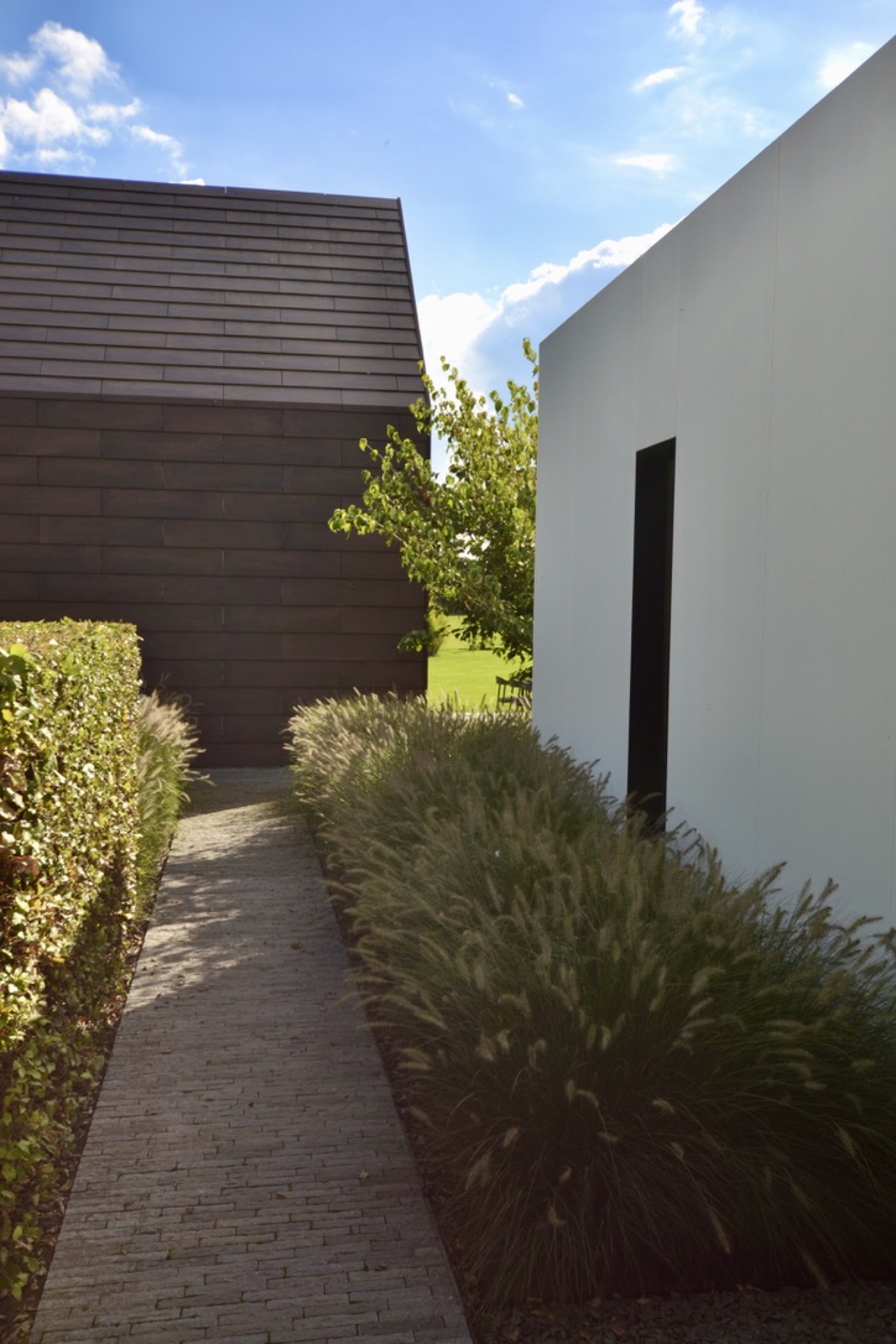 Landschapstuin bij modern gerenoveerde hoeve