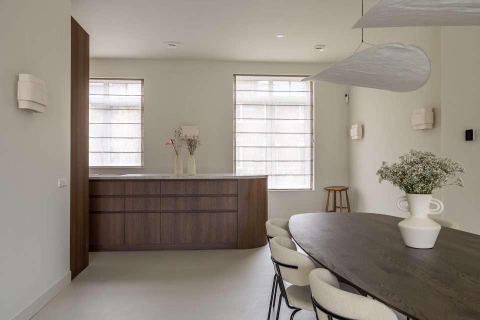 Rustgevend Japandi-interieur in Maassluis: een harmonieus ontwerp van LEVH Interiors